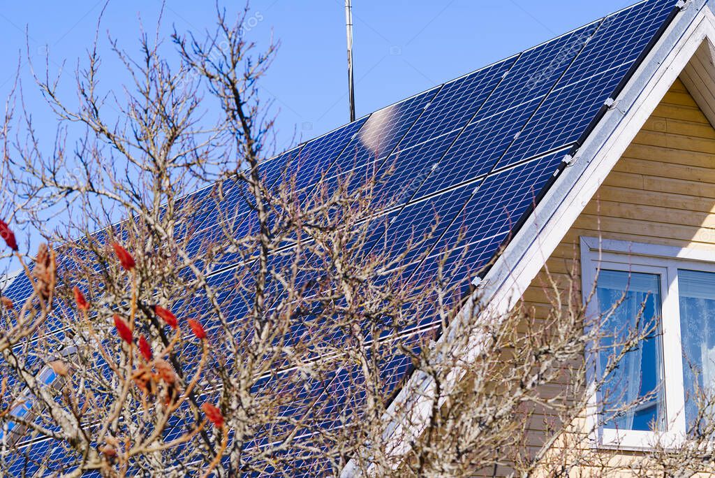 Casa unifamiliar con sistema solar o sistema fotovoltaico. Paneles ...
