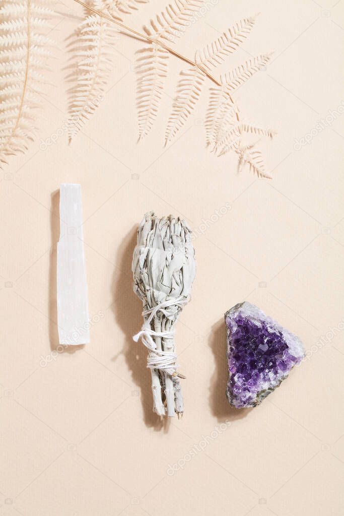 salvia seca, selenita y drusa amatista, roca mágica para rituales ...