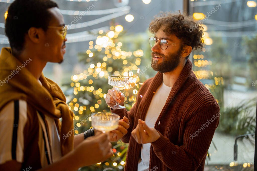 Dos amigos varones celebrando las vacaciones de invierno, de pie junto ...