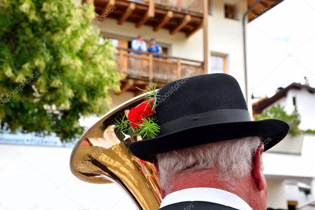 Hombre tirol s del sur por detr s tocando el tromb n villnosser dorffest, Fiesta del pan del ...