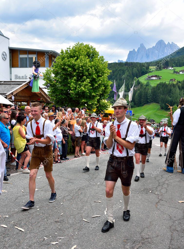 hombres con ropa típica tirolesa del sur caminar por el país bailando ...
