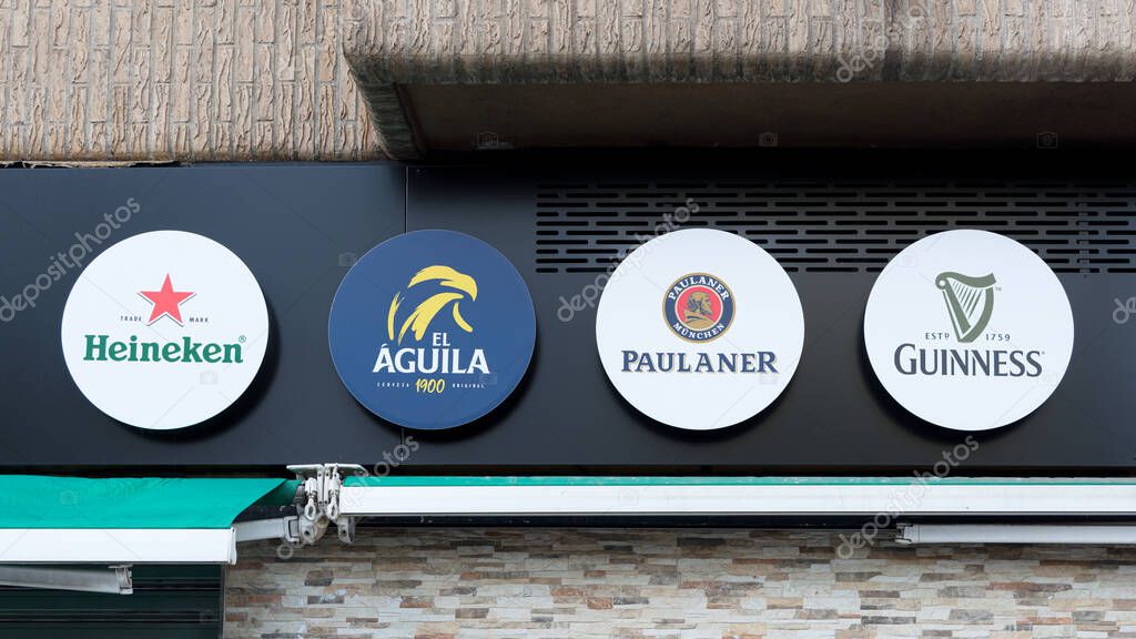 VALENCIA, ESPAÑA - 09 DE DICIEMBRE DE 2021: Diferentes marcas de ...