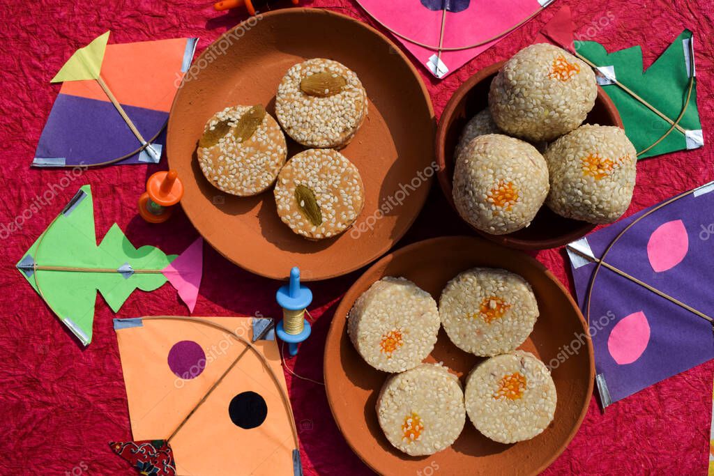 Til Gul o semillas de sésamo blanco dulce Laddu con cometas y phirki ...