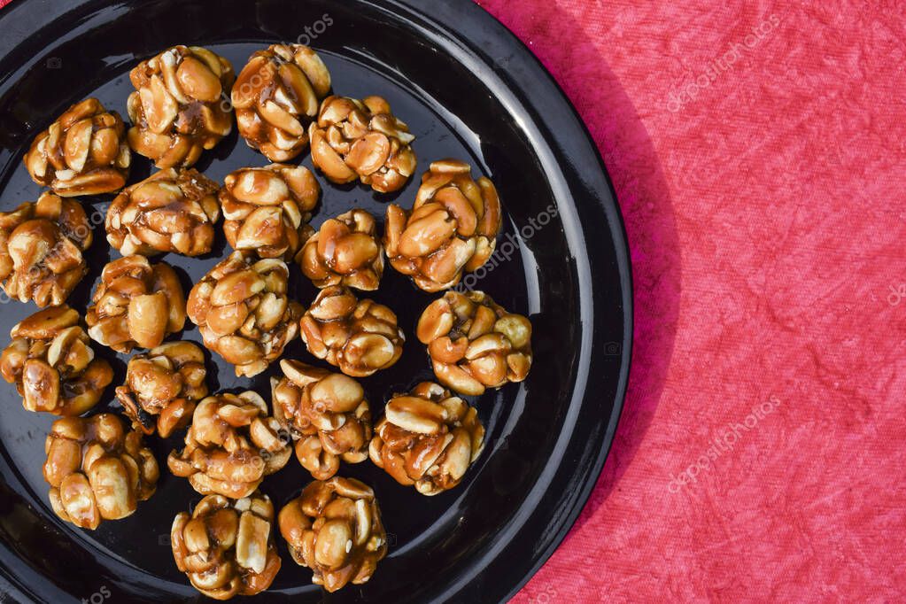 Sabroso ladoo de cacahuete de pequeñas bolas dulces de tamaño. Festival ...