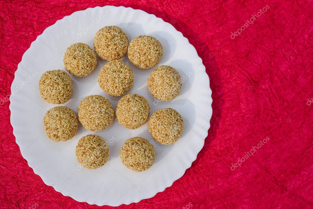 Rajgira laddu o Amaranth ladoo en plato blanco sobre fondo rosa para ...
