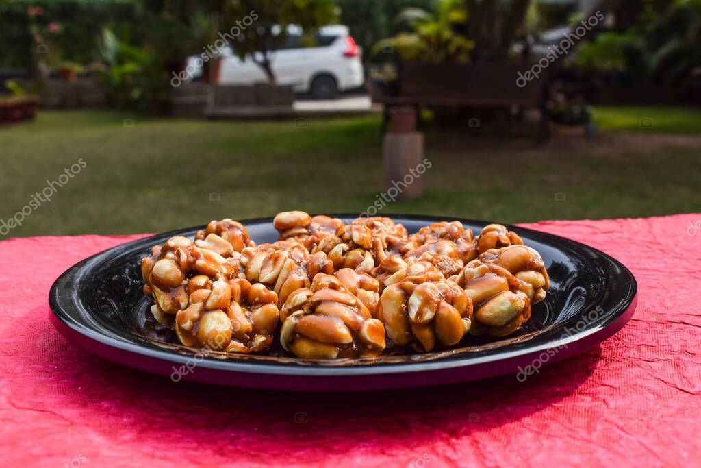 Sabroso ladoo de cacahuete de pequeñas bolas dulces de tamaño. Festival ...