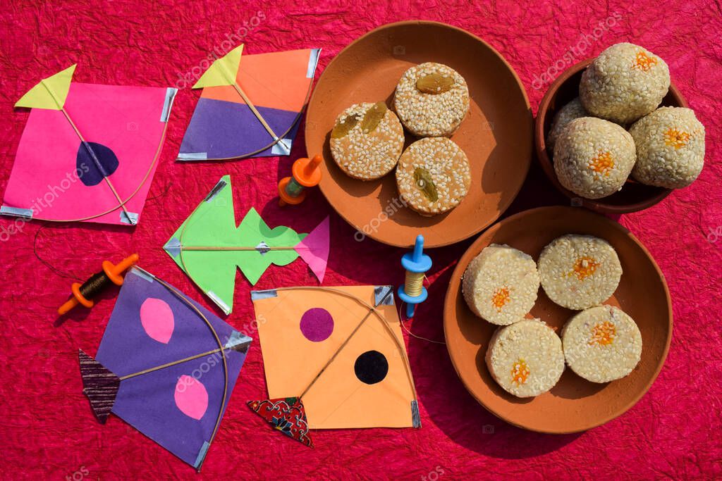 Til Gul o semillas de sésamo blanco dulce Laddu con cometas y phirki ...