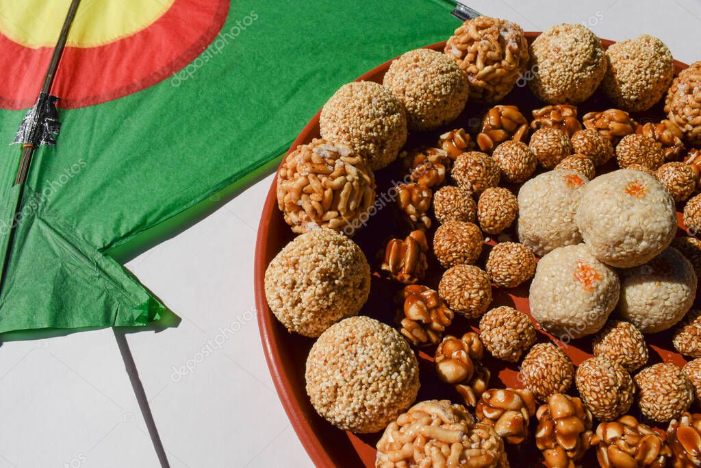 Sabrosos surtidos sankranti dulces. Til laddu, maní, amaranto, sésamo ...