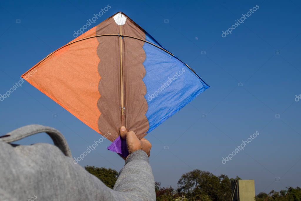 Niño volando cometa en la India Kite volando festival de Makarsankranti ...
