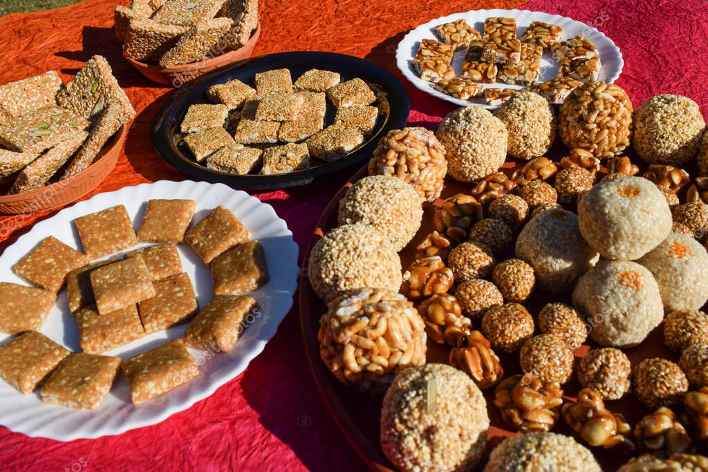 Sabrosos surtidos sankranti dulces. Til laddu, maní, amaranto, sésamo ...