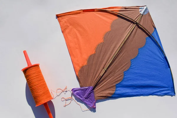 Big Kite y hilo de carrete de cometa de cuerda a cometa aislado sobre ...