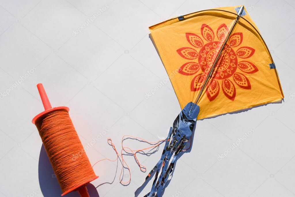 Big Kite y hilo de carrete de cometa de cuerda a cometa aislado sobre ...