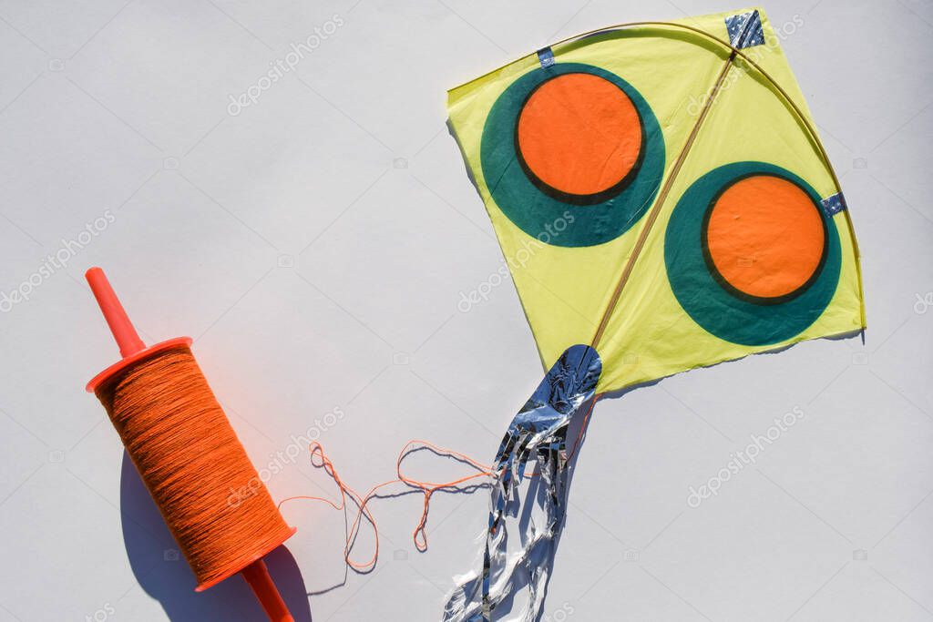 Big Kite y hilo de carrete de cometa de cuerda a cometa aislado sobre ...