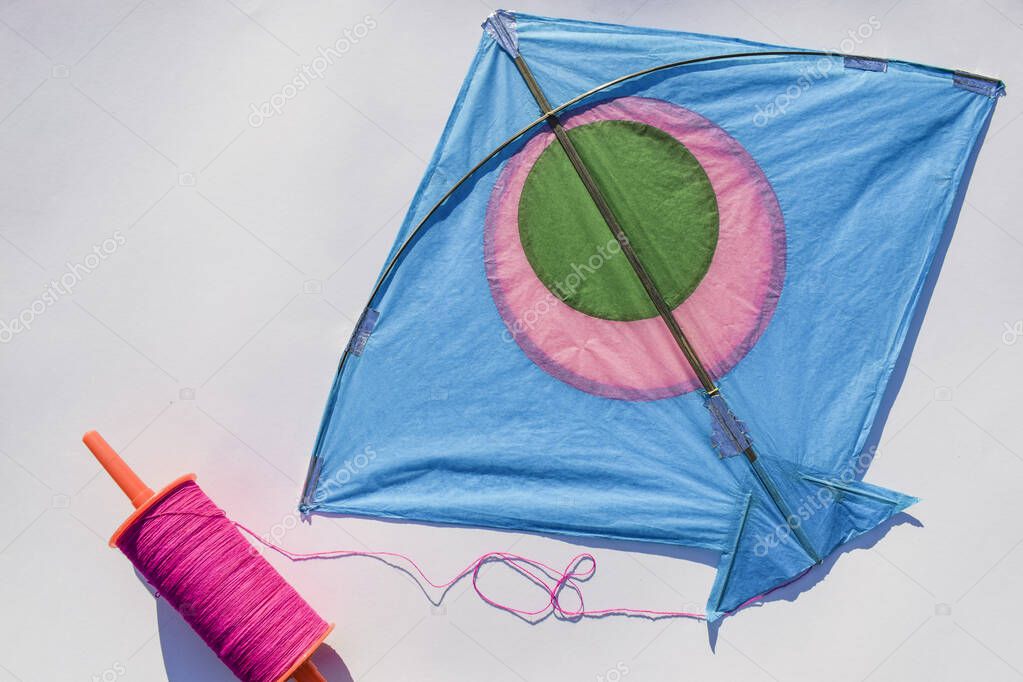 Big Kite y hilo de carrete de cometa de cuerda a cometa aislado sobre ...