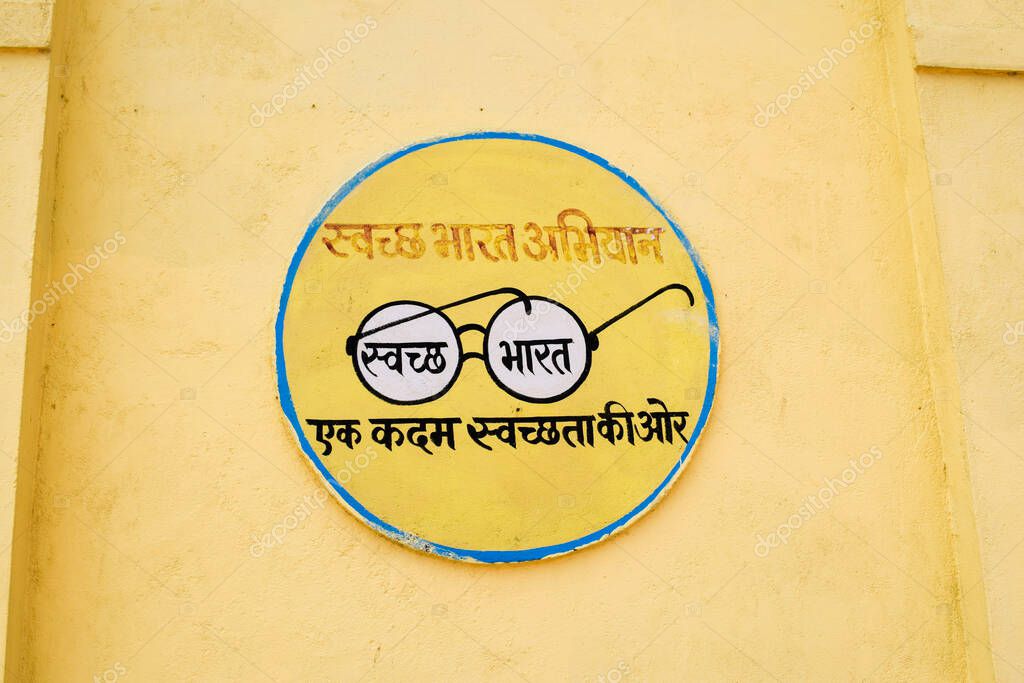 Banner pintado Swachh Bharat Abhiyan con el logotipo del espect culo Gandhi. Programa de ...