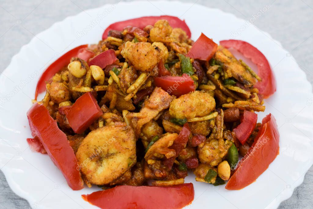 Farali bhelpuri hecho con ingredientes de faradi como chips de plátano ...