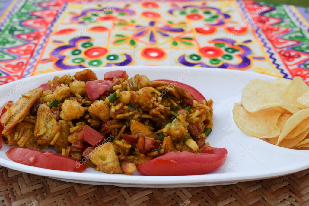 Farali bhelpuri hecho con ingredientes de faradi como chips de plátano ...
