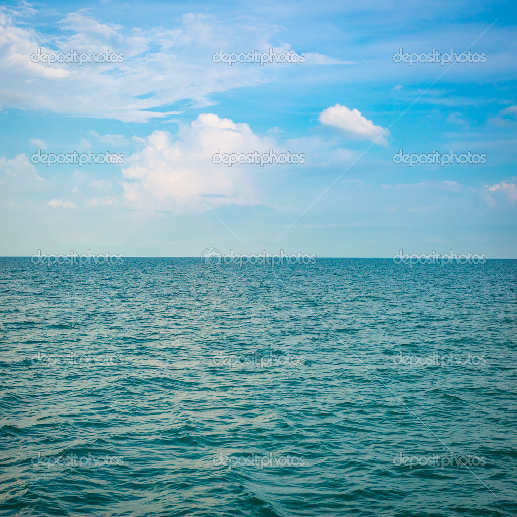 Mar verde con olas y cielo azul claro: fotografía de stock © tortoon ...