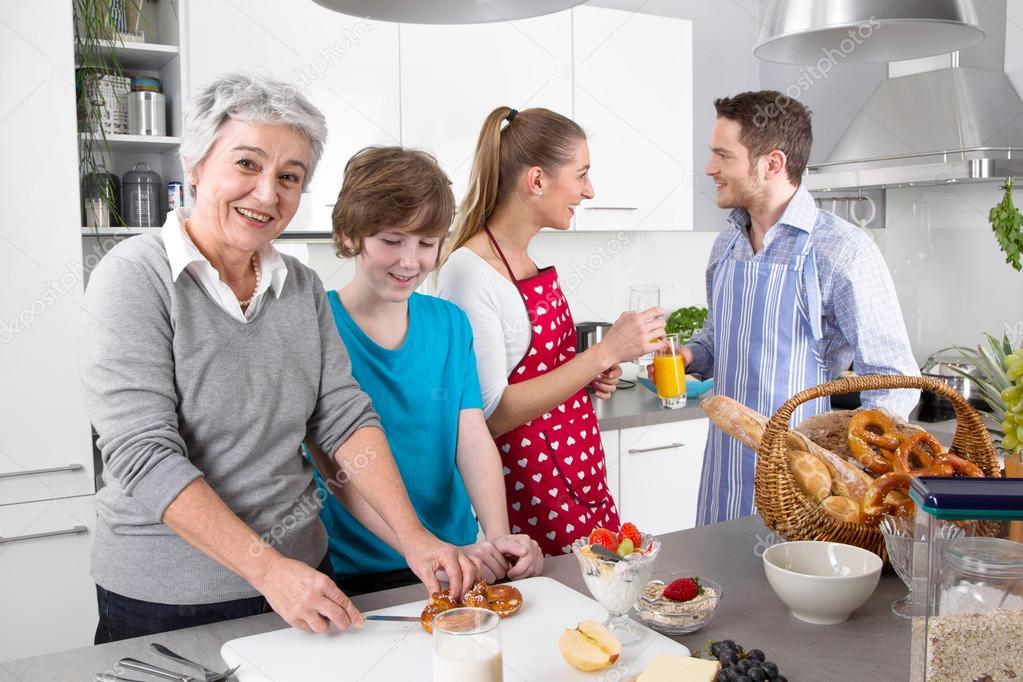 La familia feliz que cocina juntos - con la abuela 2024