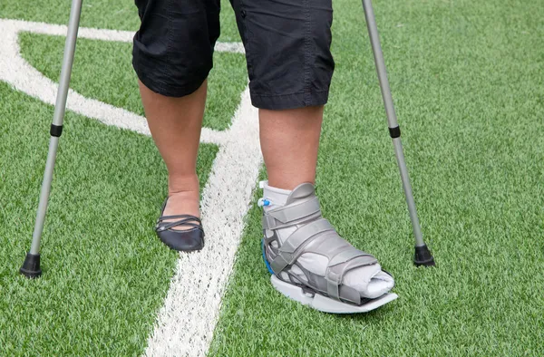 Pie roto fotos de stock, imágenes de Pie roto sin royalties | Depositphotos