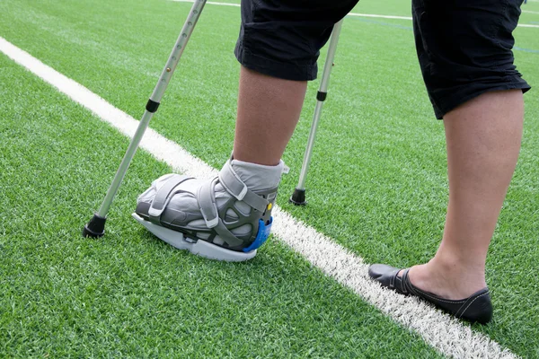 Pie roto fotos de stock, imágenes de Pie roto sin royalties | Depositphotos