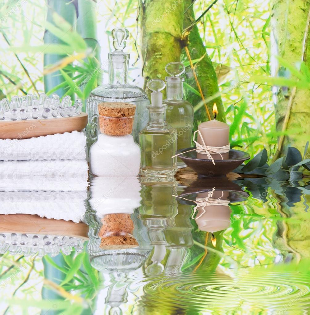 Spa decoratie in groen en wit met badzout, kaars, handdoeken ...