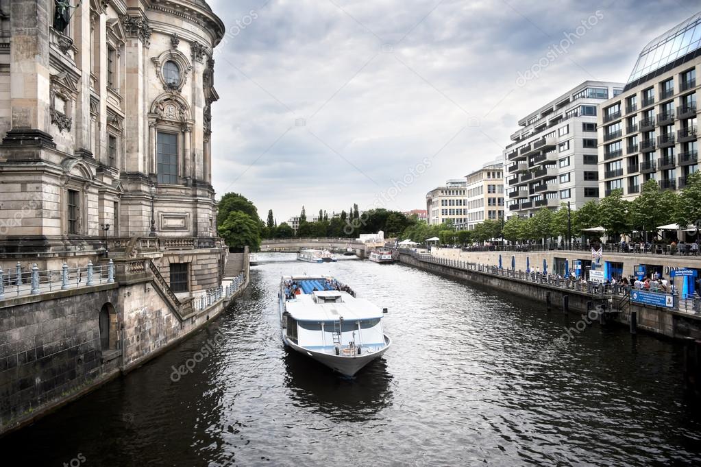 Río Spree, Berlín, Alemania — Foto editorial de stock © fullframe #36111971