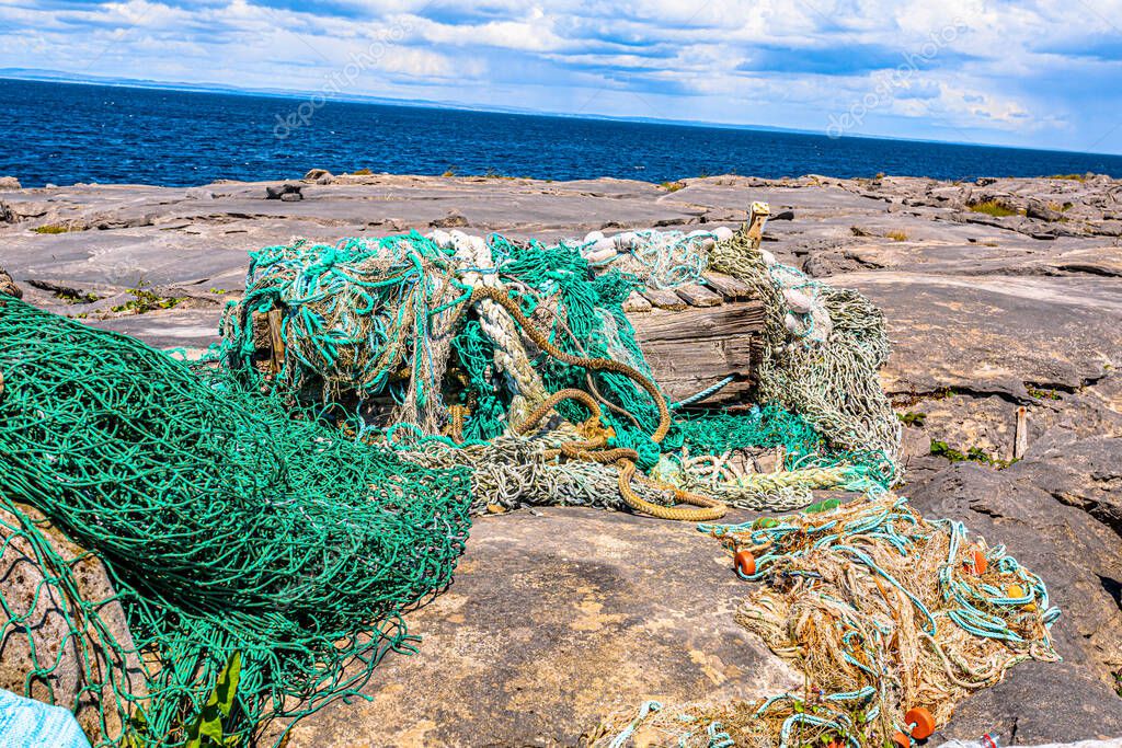 Acumulación de basura marina, como redes de pesca, cuerdas, madera con ...