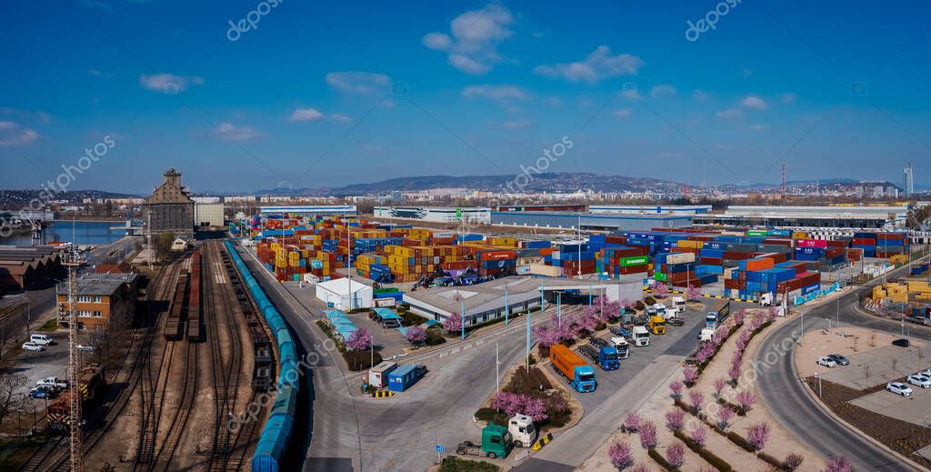 puerto industrial con contenedores en el río Danubio. Mucha carga de ...