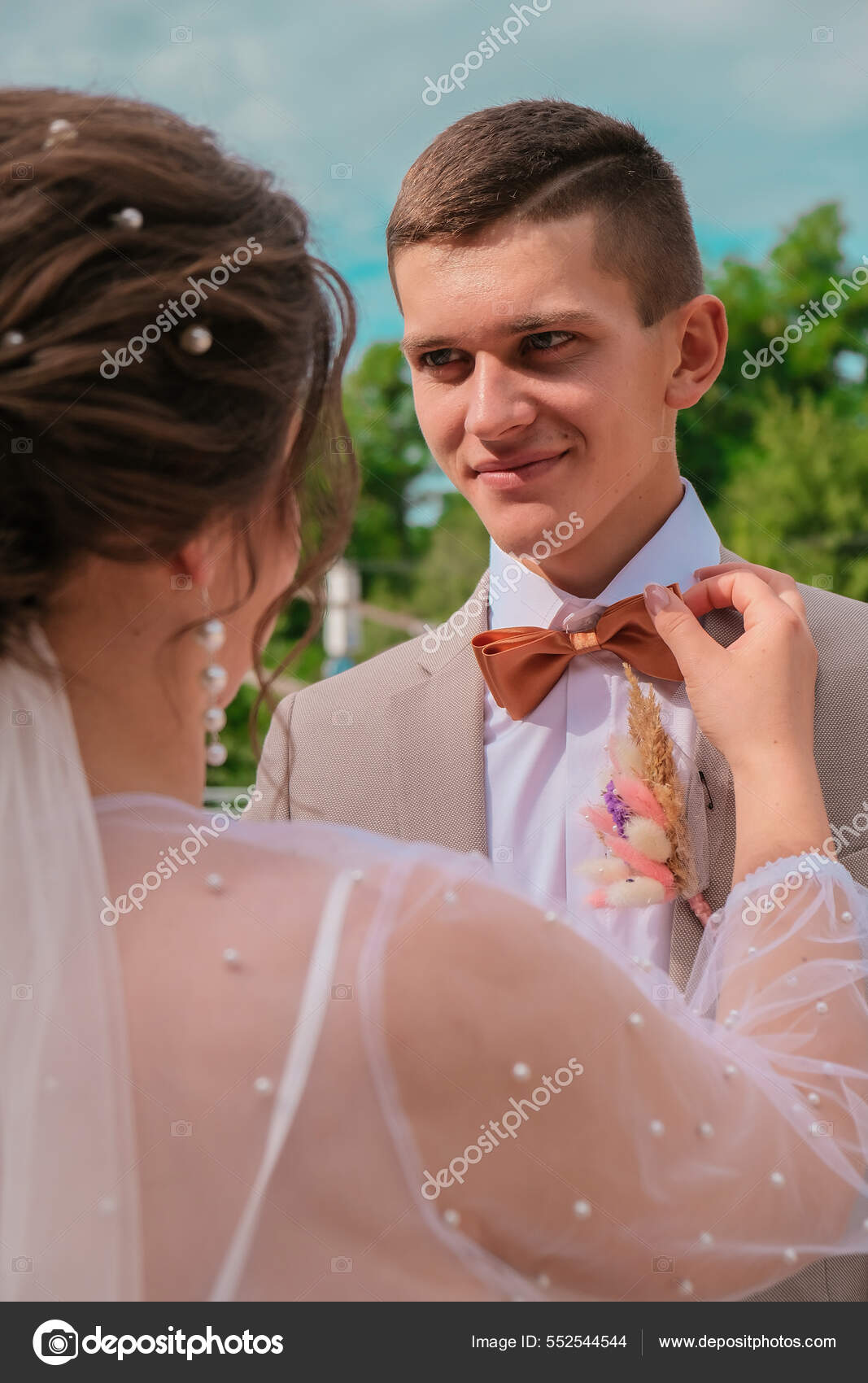 Faces happy newlyweds in the pofil. The bride and groom gently look at ...
