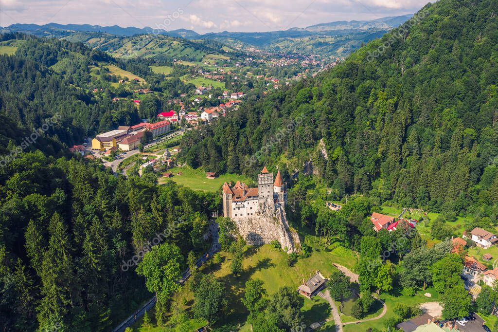 Paisaje panorámico con castillo. El castillo medieval de Bran ...