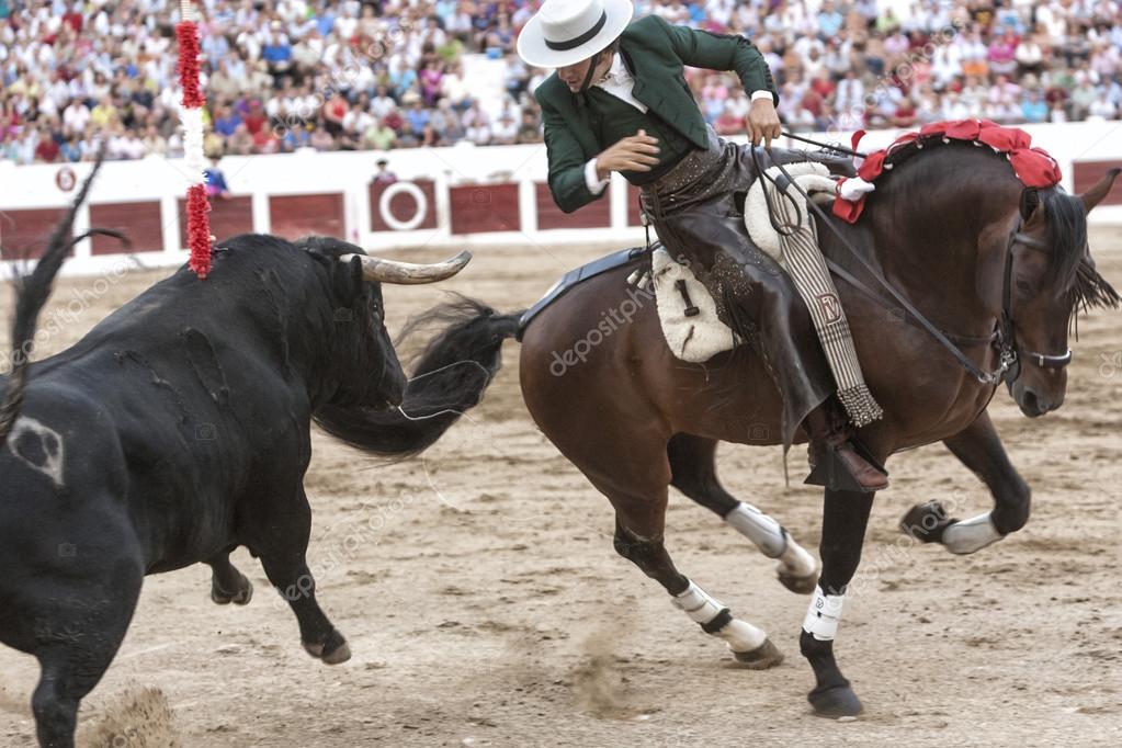 Torero español a caballo Diego Ventura toros a caballo, clavos una ...