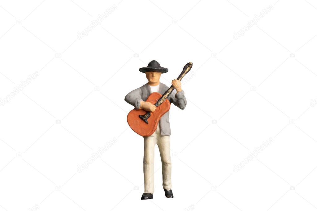 Personas en miniatura Músico con guitarra aislado sobre fondo blanco ...