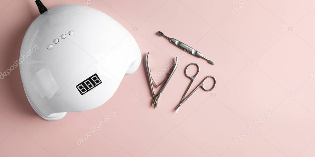 Un conjunto de herramientas de manicura: tijeras para un corte de pelo ...