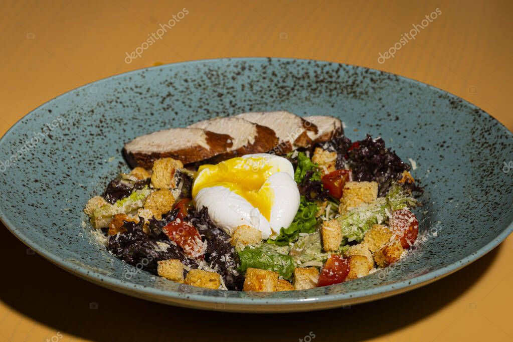 Ensalada César fresca con pato, tomate, lechuga, croutons, queso y un ...