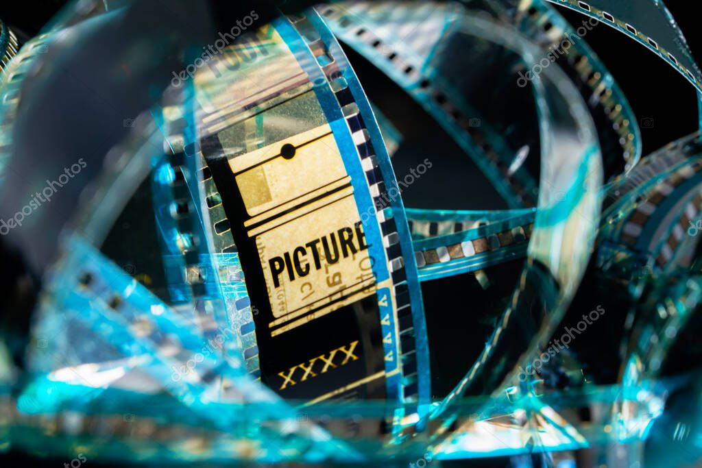 Película negativa de cámara. Enfoque selectivo en tiras giratorias ...