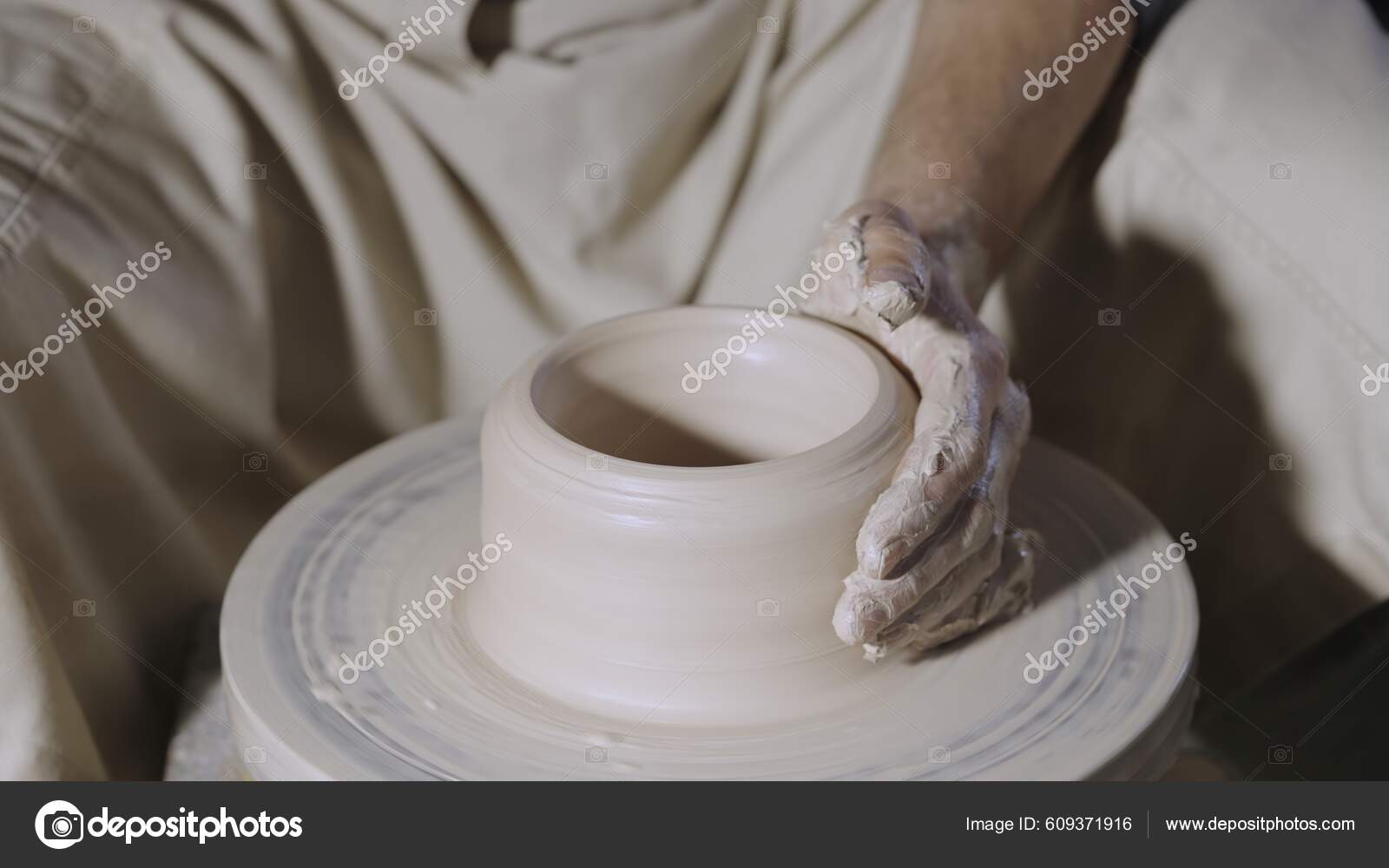 Alfareros Masculinos Húmedos Manos Esculpir Arcilla Suave Dar Forma ...