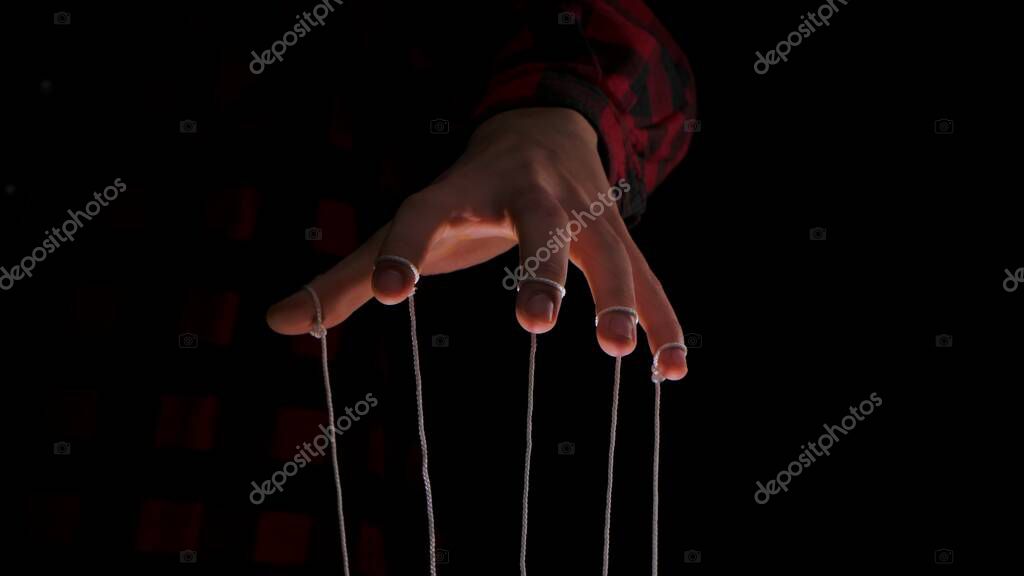 Manos de hombre con hilos o cuerdas en los dedos. La mano de los ...