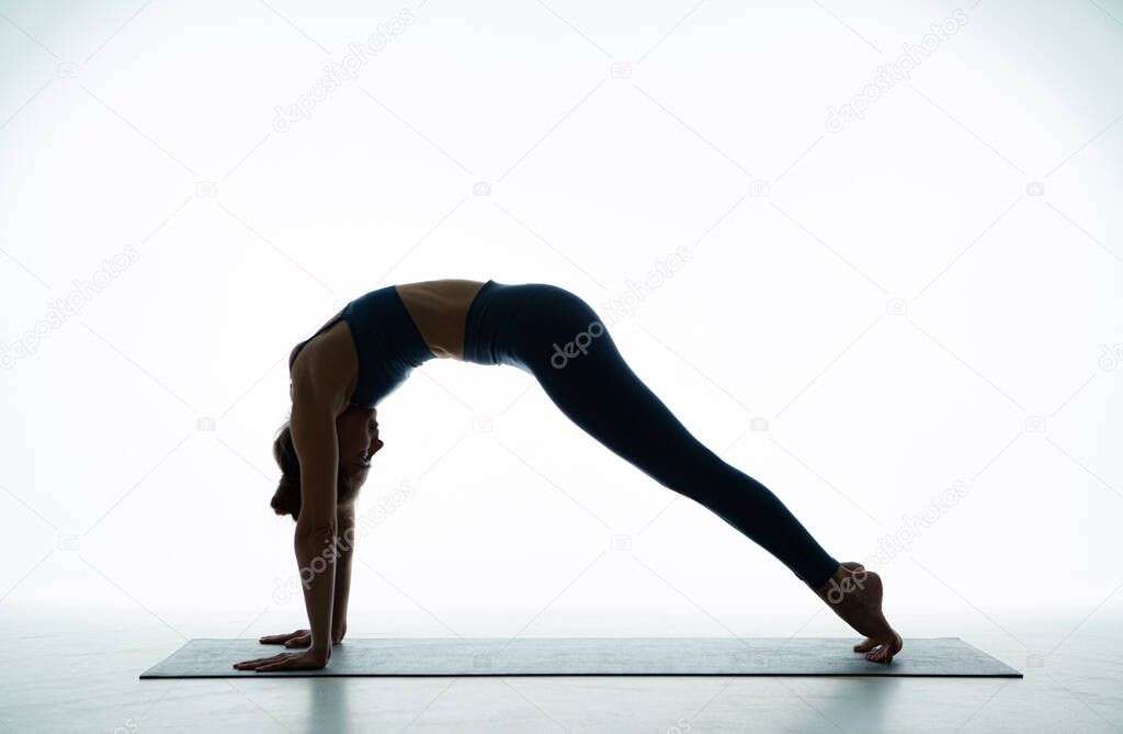Mujer práctica de entrenamiento de yoga asana realizar frente a la pose ...