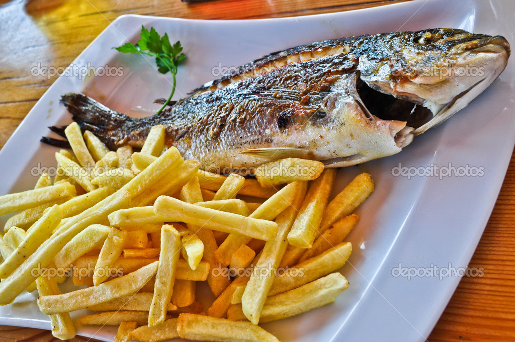 Poisson grillé avec frites français — Photo #34792989