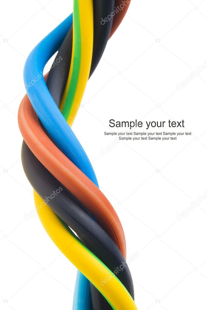Primer plano de un cable eléctrico trifásico sobre un fondo blanco 2024