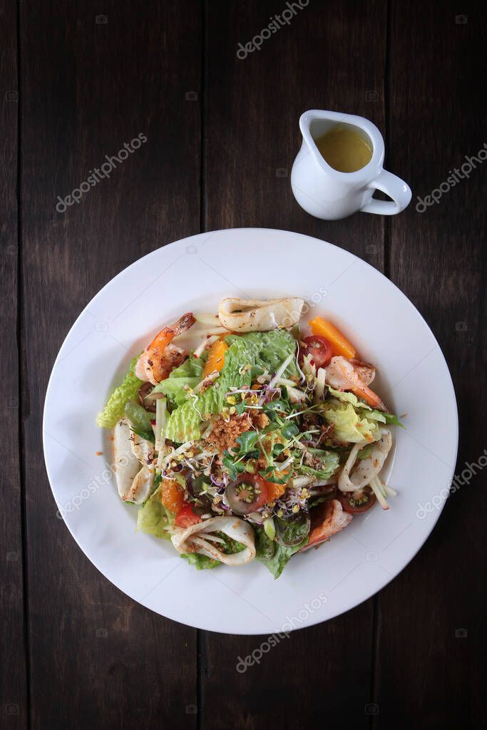 Ensalada de mariscos en salsa de queso. Salsa de queso en una cacerola ...