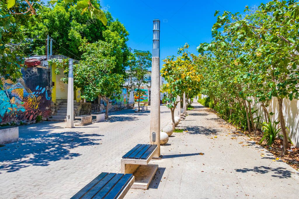 Playa del Carmen México 28. Mayo 2021 Típica calle y paisaje urbano con ...