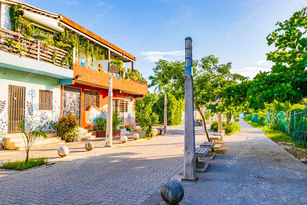 Playa del Carmen México 05. Agosto 2021 Típica calle y paisaje urbano ...