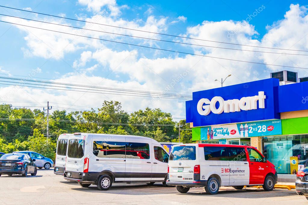 Puerto Aventuras México 02. Febrero 2022 Tienda mexicana GOmart en la gasolinera Gulf en Puerto ...