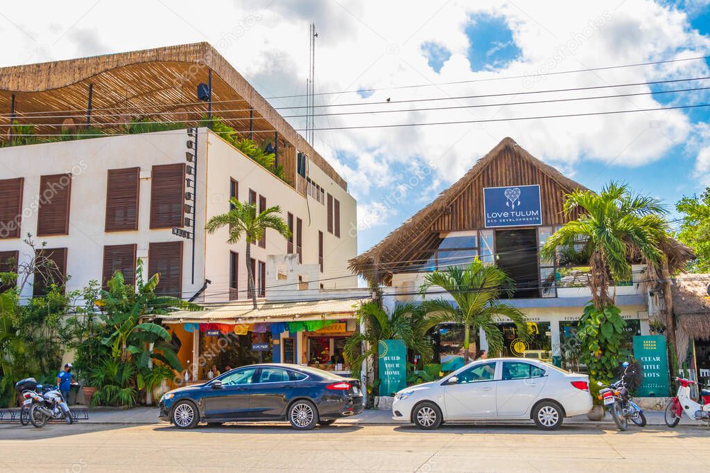 Tulum México 02. Febrero 2022 Conducir a través de la típica calle ...
