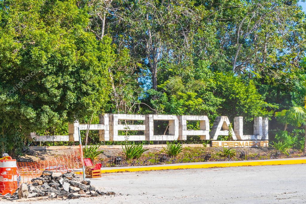 Tulum México 02. Febrero 2022 Conducir a través de la típica calle ...