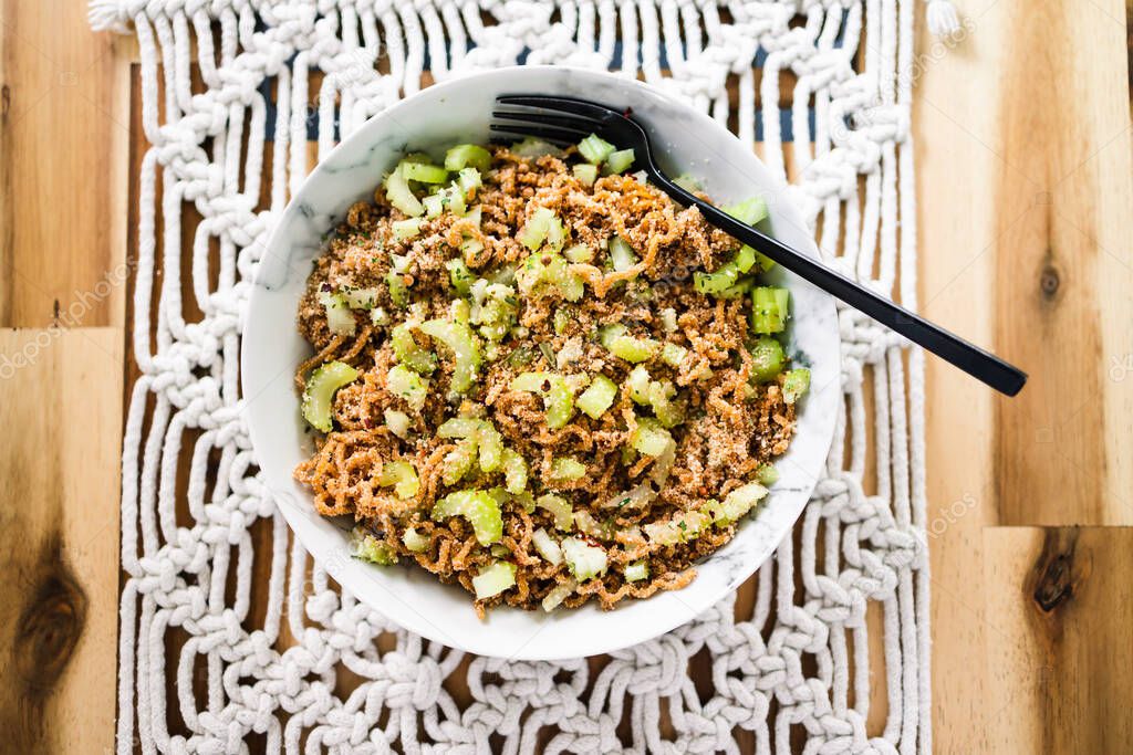 fideos instantáneos veganos con jengibre y salsa de soja rematada con ...