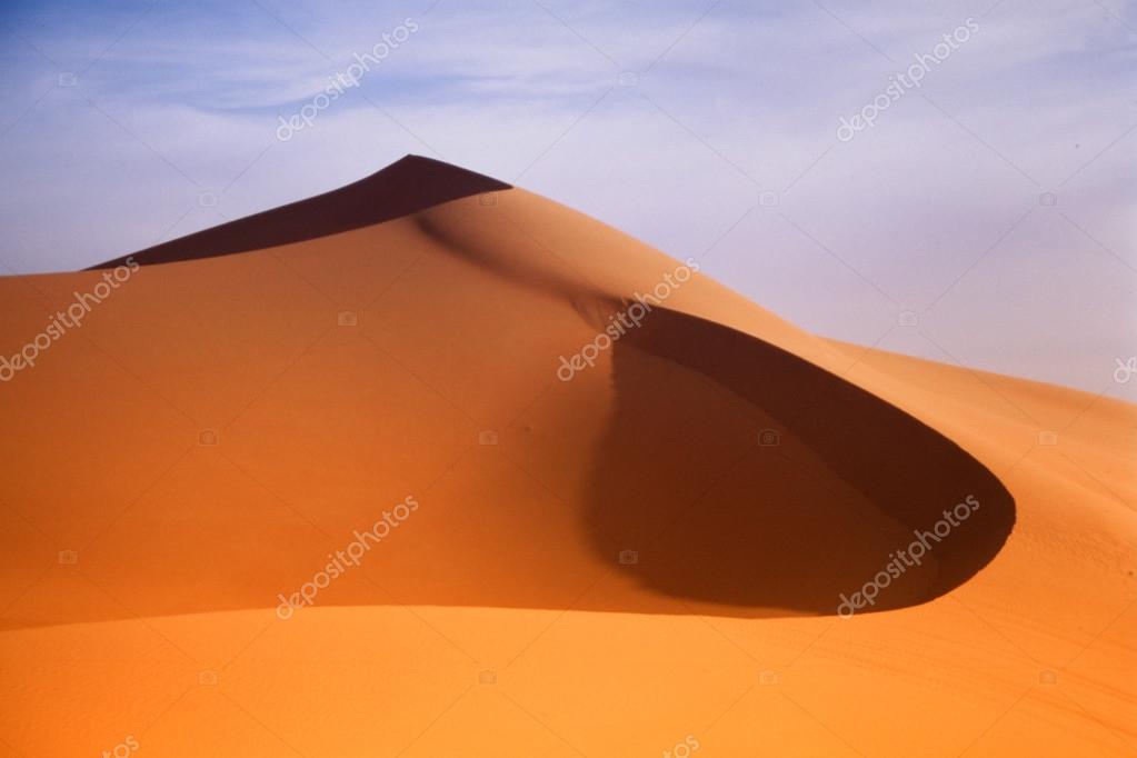 Duna de arena gigante en desierto libio 2022