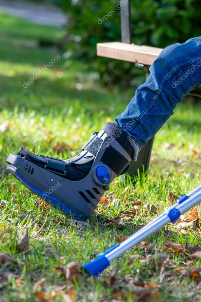 Ni o con pie roto y zapato ortop dico o caminante despu s de fractura sea descansa en parque p ...